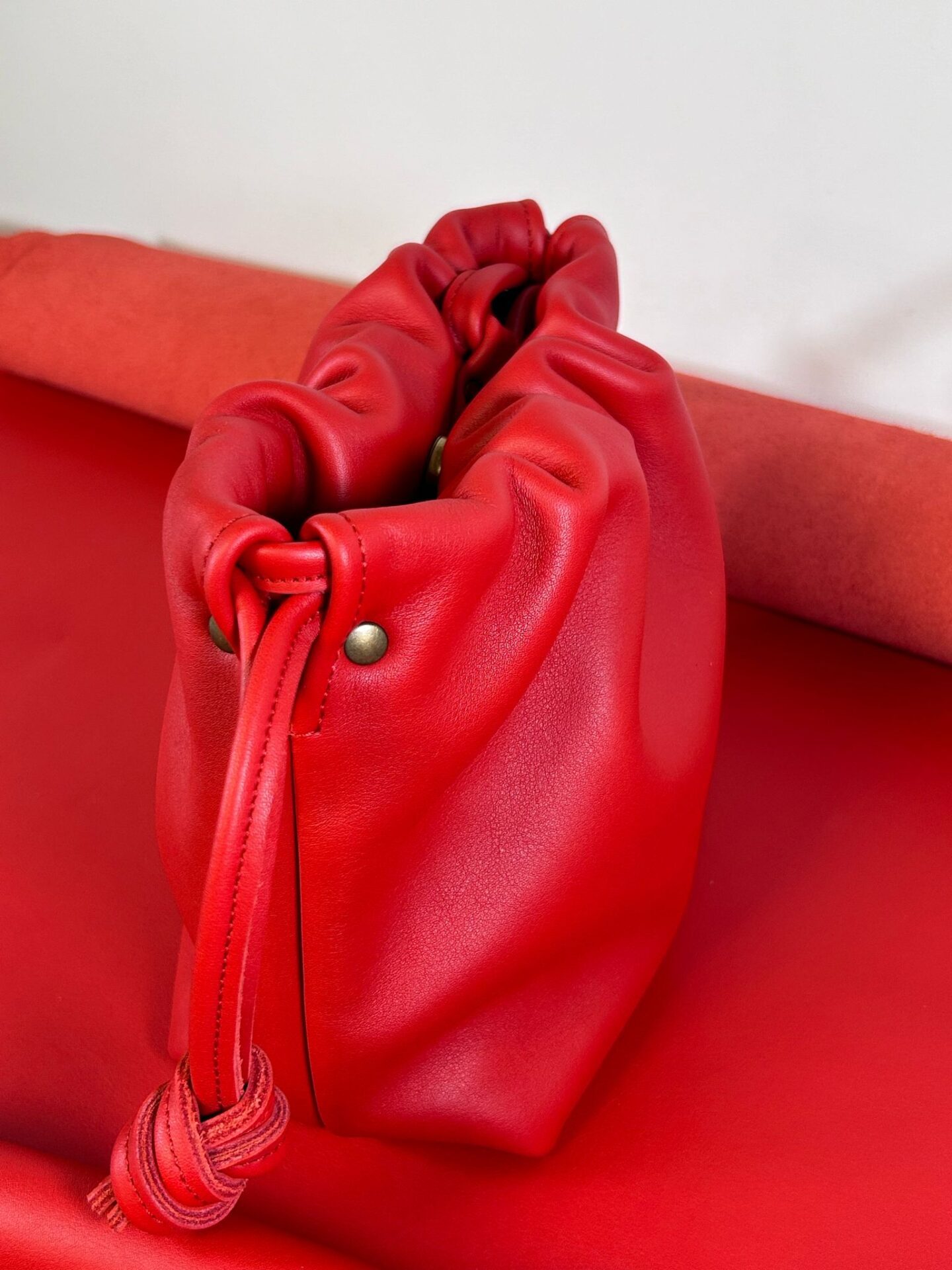 BOMBON piel rojo · Purahechura · Diseño y moda | Bags & Clothes # ...